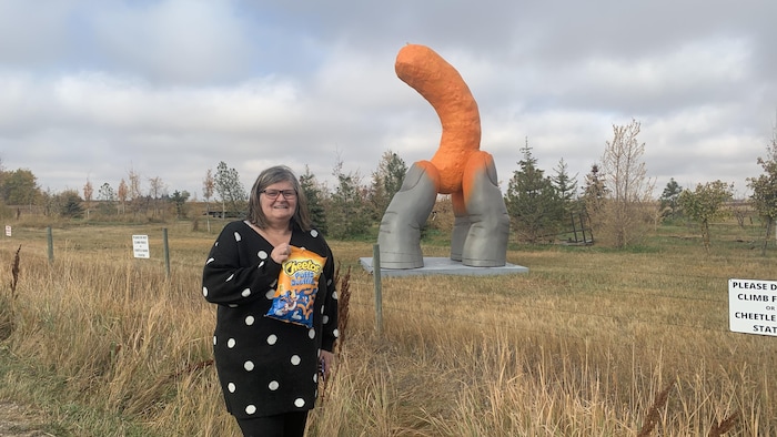 Une nouvelle sculpture attire bien des curieux à Cheadle | Radio-Canada
