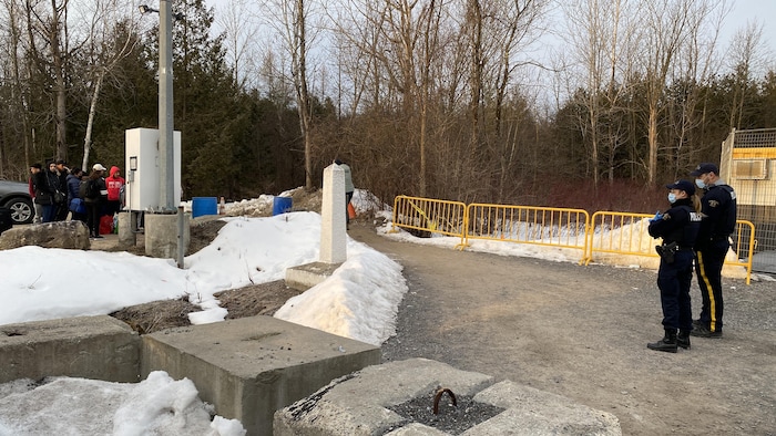 Une nuit achalandée au chemin Roxham | Radio-Canada