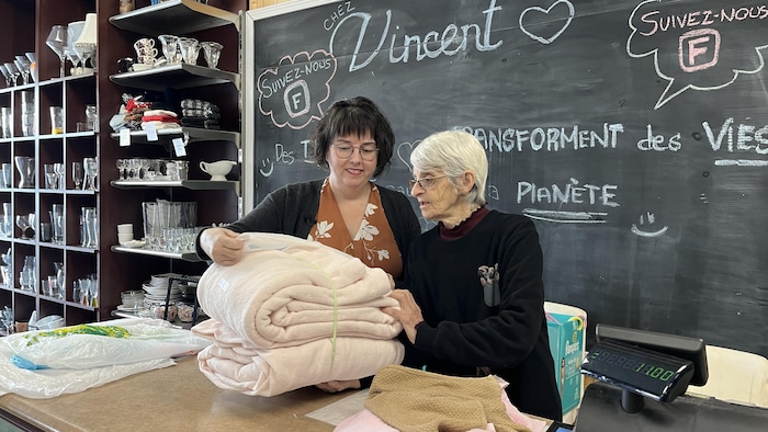 Les friperies débordent, nos garde-robes aussi | Radio-Canada