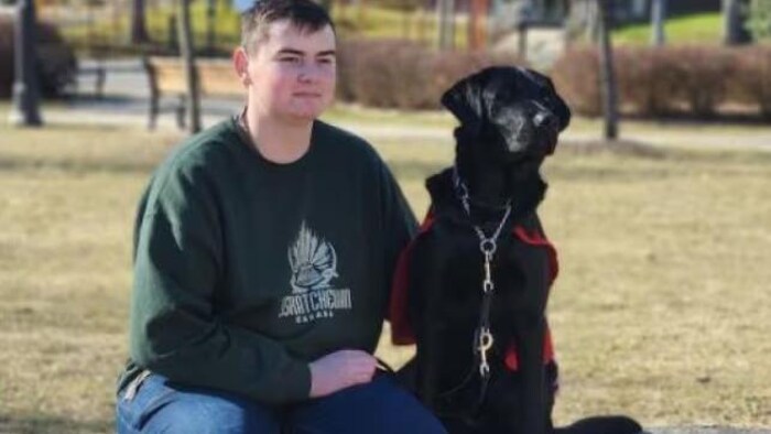 Deux chiens-guides ont mené un jeune autiste à son diplôme de manière ...