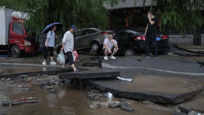 Pékin sous le déluge : deux morts, alerte maximale aux inondations ...