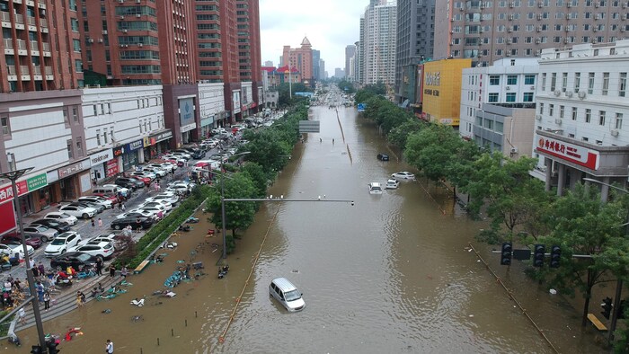 Chine : des intempéries records font 25 morts et engloutissent un métro ...