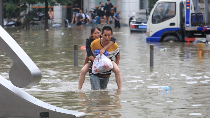 Chine : des intempéries records font 25 morts et engloutissent un métro ...