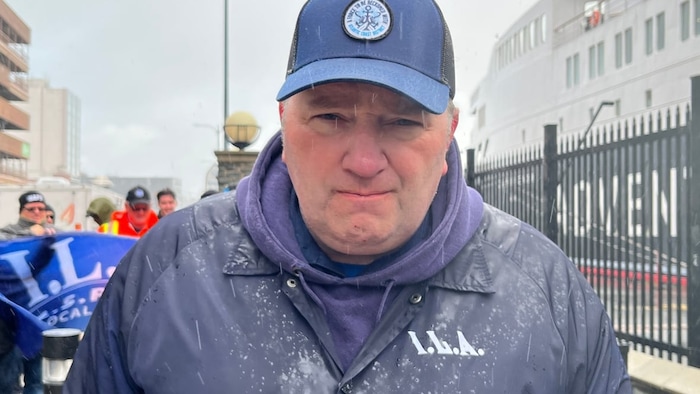 Des débardeurs de Saint-Jean affirment que des travailleurs étrangers ...