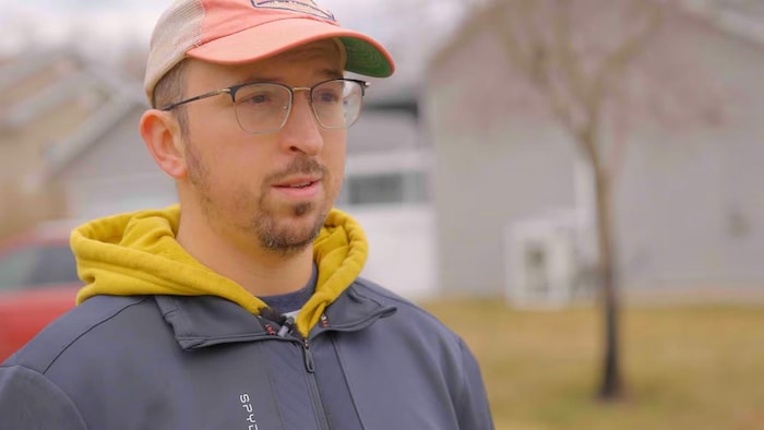 Des parents pris de panique en voyant l’autobus scolaire repartir avec ...