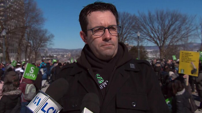 Plus de 20 000 fonctionnaires en grève au Québec | Radio-Canada
