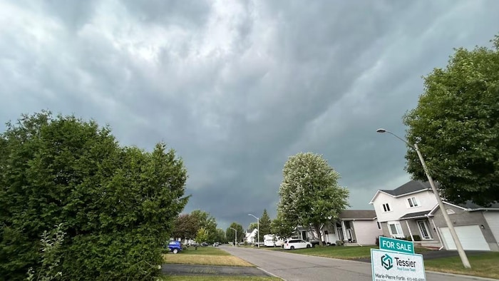 « C’est devenu sombre, très sombre » : des résidents d’Embrun racontent la tornade | Radio-Canada