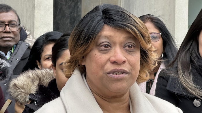 Acquittée du meurtre de sa fille, une mère poursuit la Ville et la ...