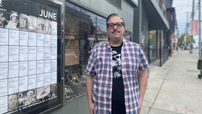 Le cinéma Revue, ouvert depuis 1912, menacé de fermeture, à Toronto | Radio-Canada