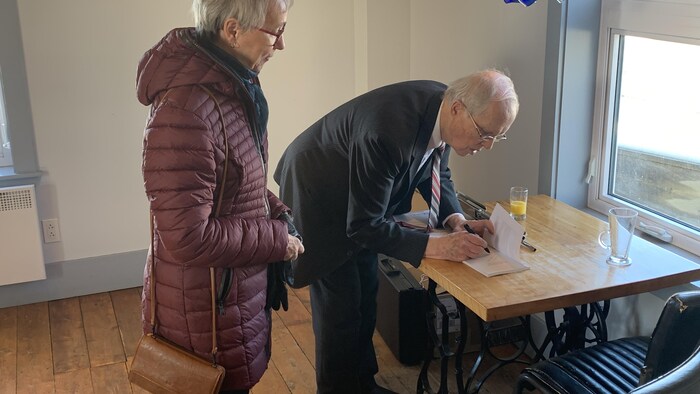Défenseur infatigable des plus démunis, à 80 ans, Claude Snow refuse de ...