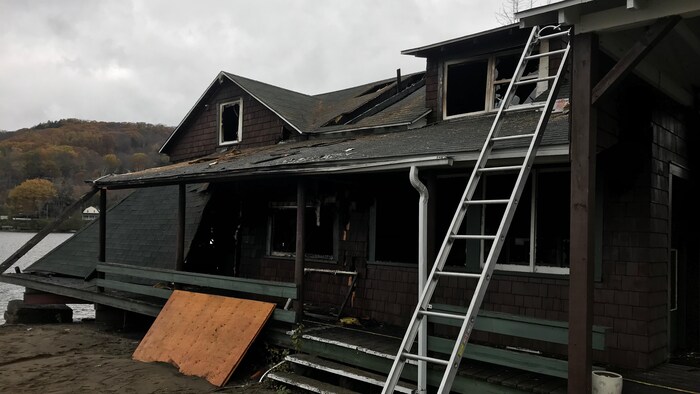 Un incendie détruit un bâtiment du Club North Hatley | Radio-Canada