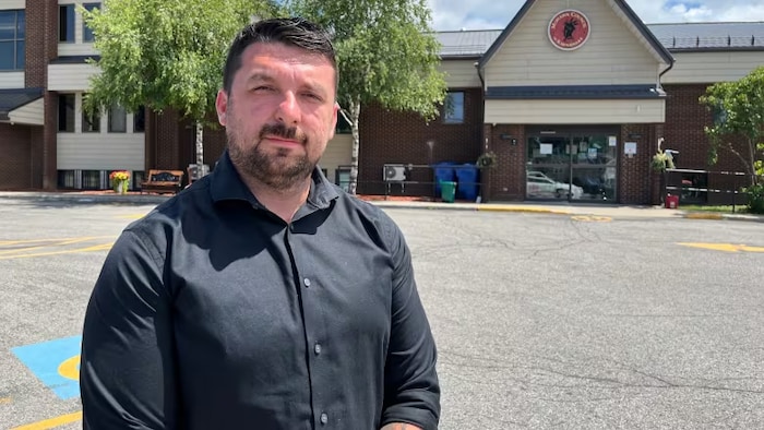 Cody Diabo détrône Kahsennenhawe Sky-Deer au poste de grand chef de ...