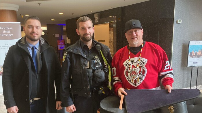 La coiffe cérémonielle du chef de la Première Nation de Nipissing ...