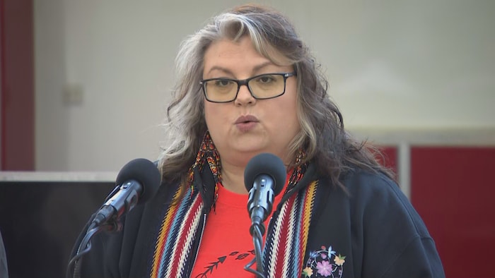 Un feu sacré allumé devant le siège de la police de Winnipeg pour la ...