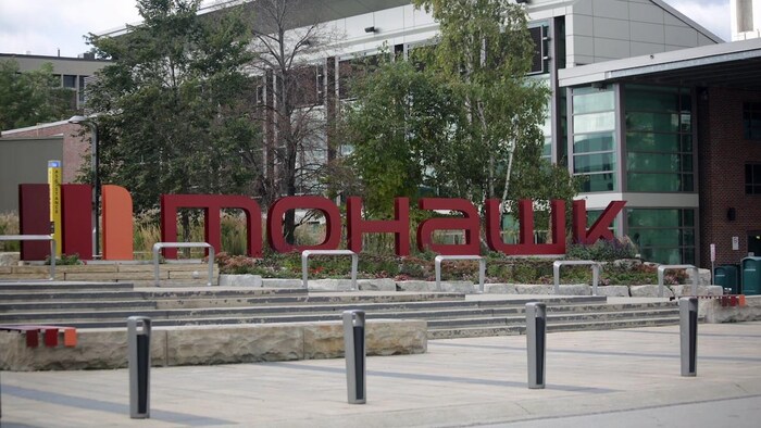 Le Collège Mohawk supprimera jusqu’à 400 postes à Hamilton | Radio-Canada