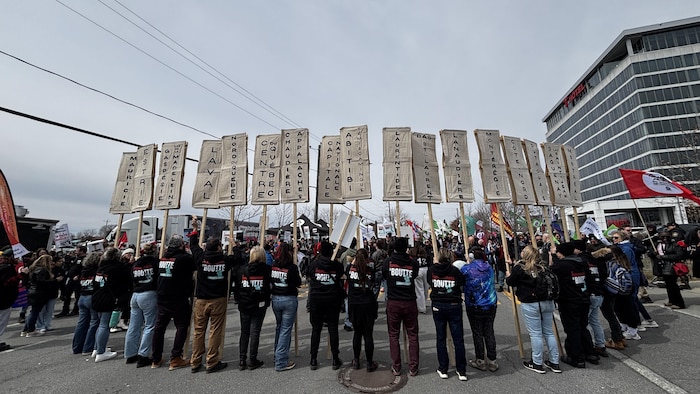« Le communautaire à boutte » manifeste au congrès de la CAQ | Radio-Canada