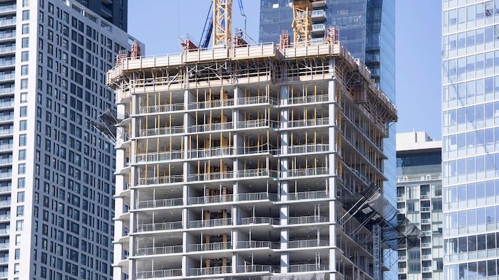 Les entrepreneurs en construction inquiets de la pénurie de main-d ...