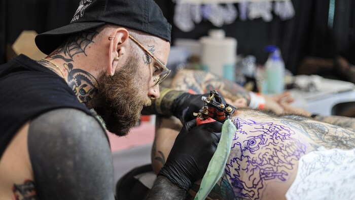 Des créateurs de l’art corporel exposent leurs talents en tatouage à ...
