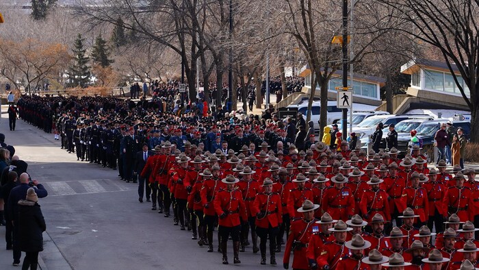 Edmonton a rendu un dernier hommage aux policiers Brett Ryan et Travis ...