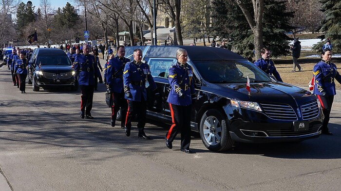 Edmonton a rendu un dernier hommage aux policiers Brett Ryan et Travis ...