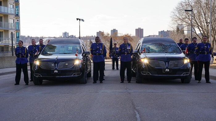 Edmonton a rendu un dernier hommage aux policiers Brett Ryan et Travis ...