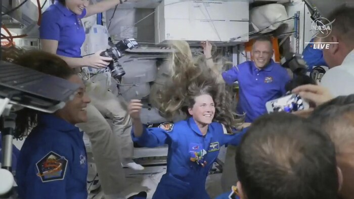 Une cosmonaute russe arrive dans la Station spatiale internationale à ...