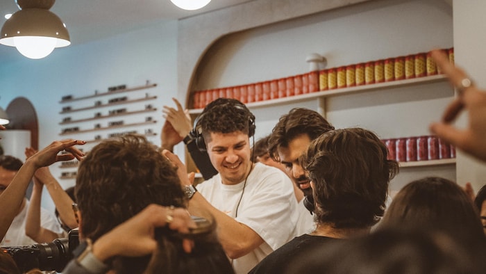 Danser dans les cafés, le dernier phénomène en vogue | Radio-Canada