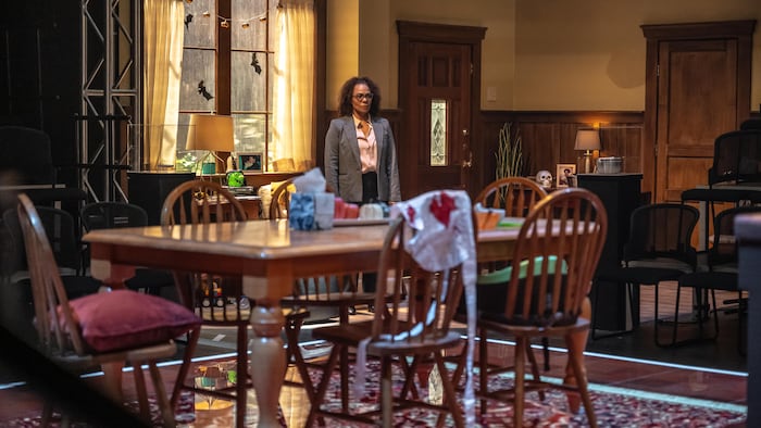 Une pièce de théâtre où les fractures sociales explosent à l’échelle du ...