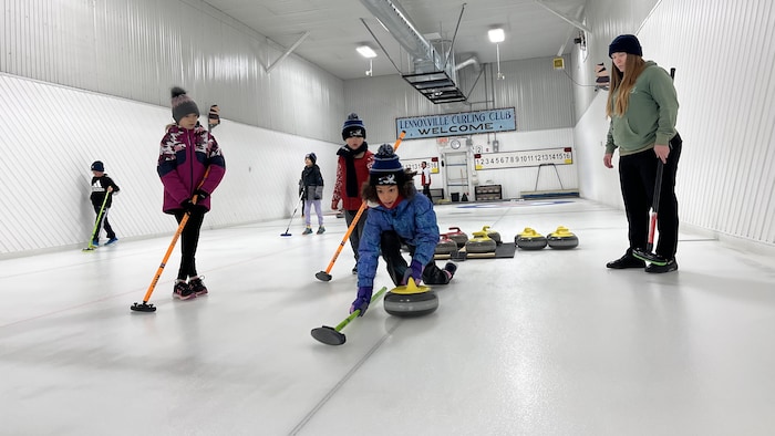 Le curling, un vieux sport adopté par les jeunes | Radio-Canada