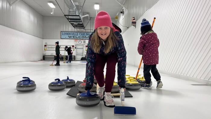 Le curling, un vieux sport adopté par les jeunes | Radio-Canada