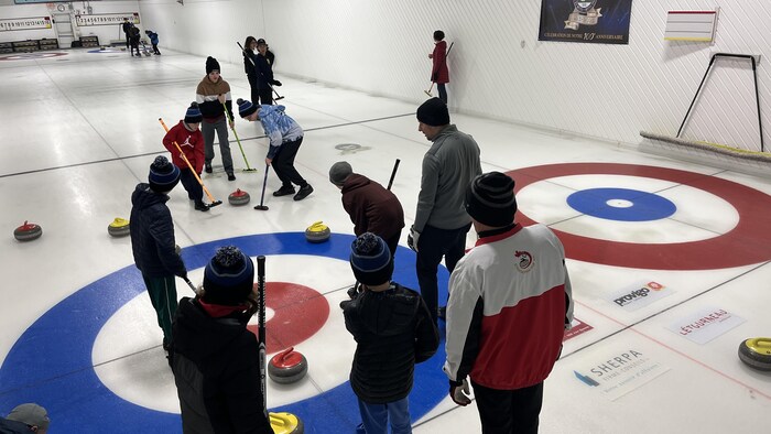 Le curling, un vieux sport adopté par les jeunes | Radio-Canada
