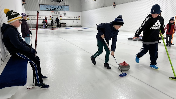 Le curling, un vieux sport adopté par les jeunes | Radio-Canada
