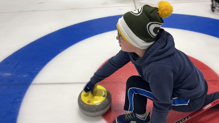 Le curling, un vieux sport adopté par les jeunes | Radio-Canada