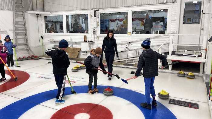 Le curling, un vieux sport adopté par les jeunes | Radio-Canada