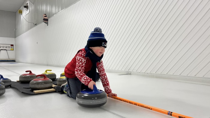 Le curling, un vieux sport adopté par les jeunes | Radio-Canada