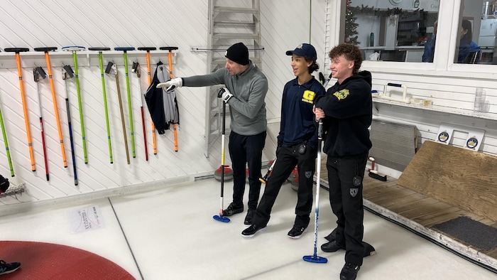 Le curling, un vieux sport adopté par les jeunes | Radio-Canada