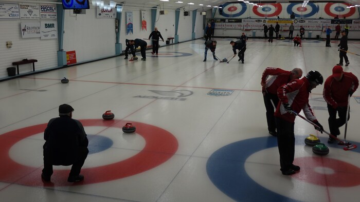 Premier tournoi de l'année au Club de curling de Sept-Îles | Radio-Canada