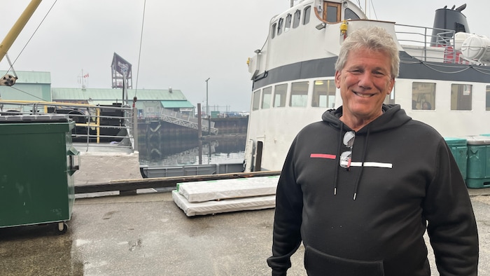 Des générateurs apportés par bateau à Bamfield | Radio-Canada