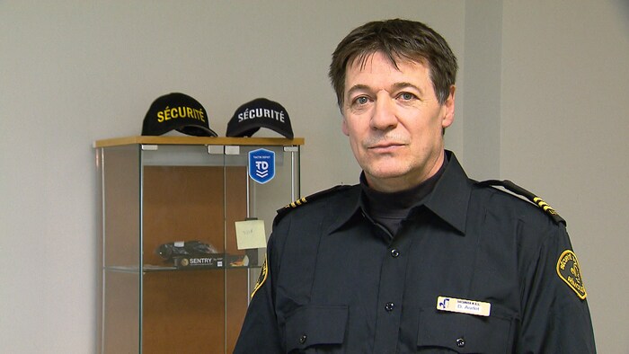 De plus en plus d'agents de sécurité dans les commerces | Radio-Canada