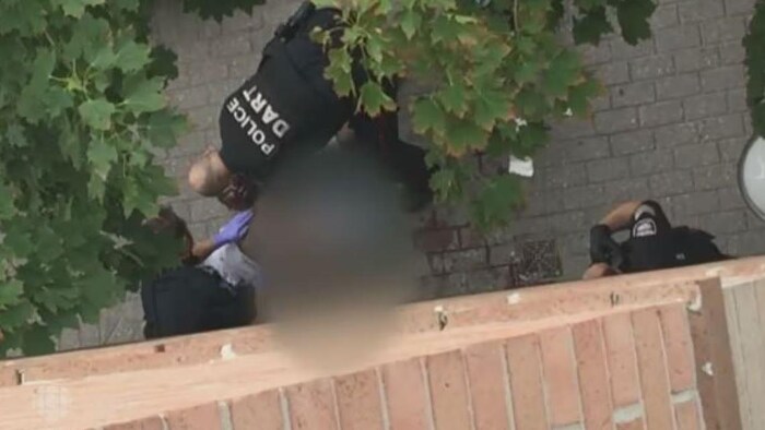 Un ambulancier dit ne pas avoir été informé des coups portés à la tête ...