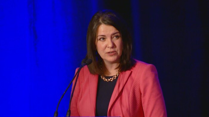 Danielle Smith présente d’autres raisons pour sa conversation avec Artur Pawlowski | Radio-Canada