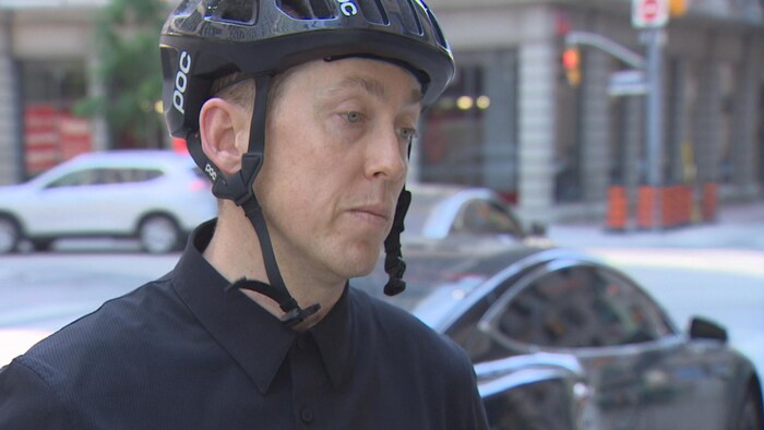 Un cycliste happé puis traîné par une voiture à Toronto | Radio-Canada