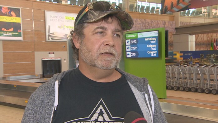 La fumée de cigarette oblige un avion à se poser à Regina | Radio-Canada