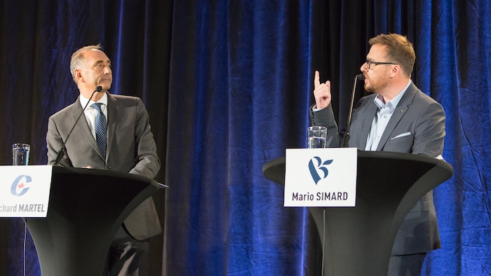 Prise de bec entre Mario Simard et Richard Martel sur l'aluminium ...