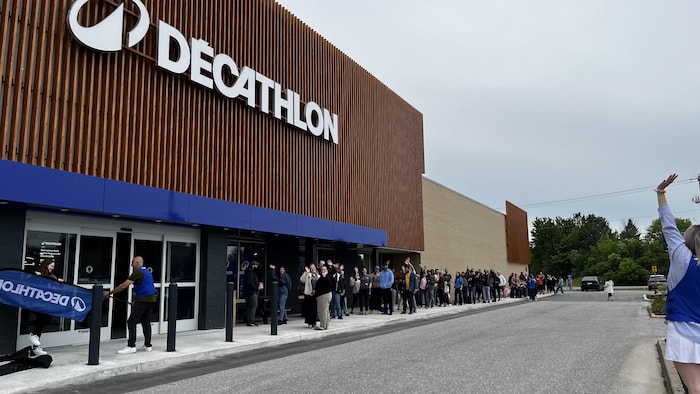 Des Sherbrookois font la file pour l’ouverture officielle du Décathlon ...