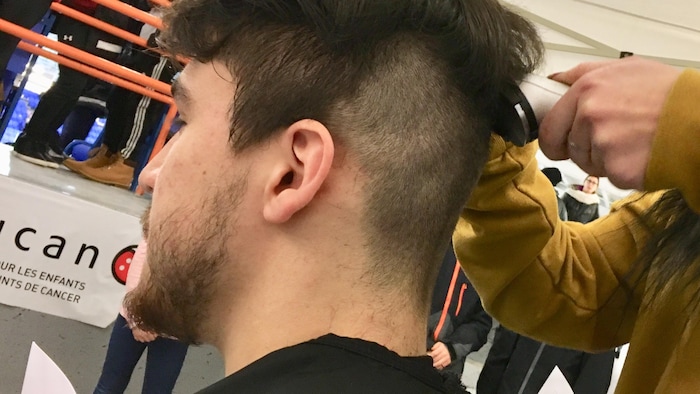 Un Défi têtes rasées au Carrefour La Sarre | Radio-Canada