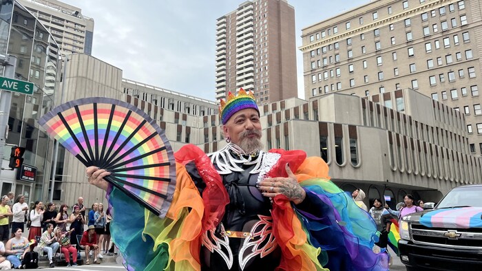 La communauté 2SLGBTQ+ reçoit une vague de soutien lors du défilé de la ...