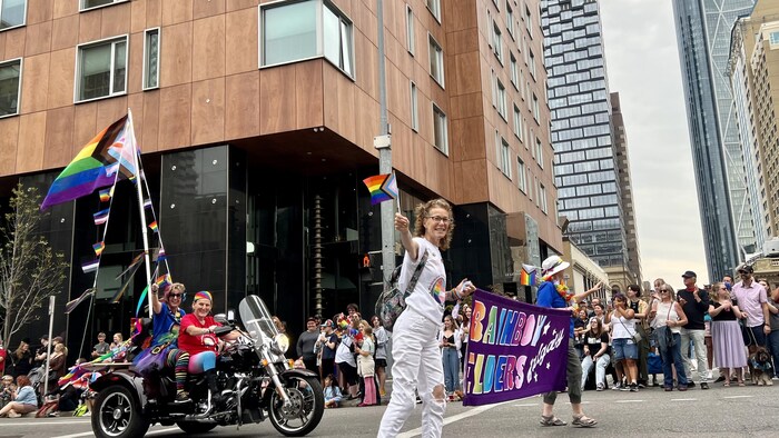 La communauté 2SLGBTQ+ reçoit une vague de soutien lors du défilé de la ...