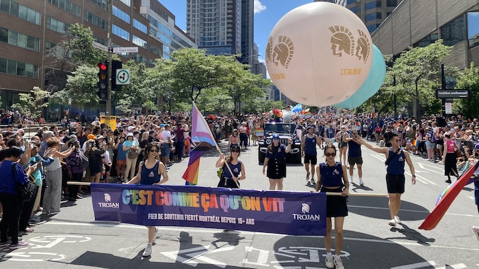 L’ambiance est à la fête pour la Fierté au centre-ville de Montréal ...
