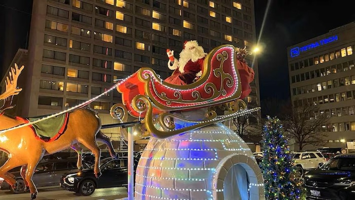 Un défilé du père Noël sous le signe de la Coupe Grey | Radio-Canada